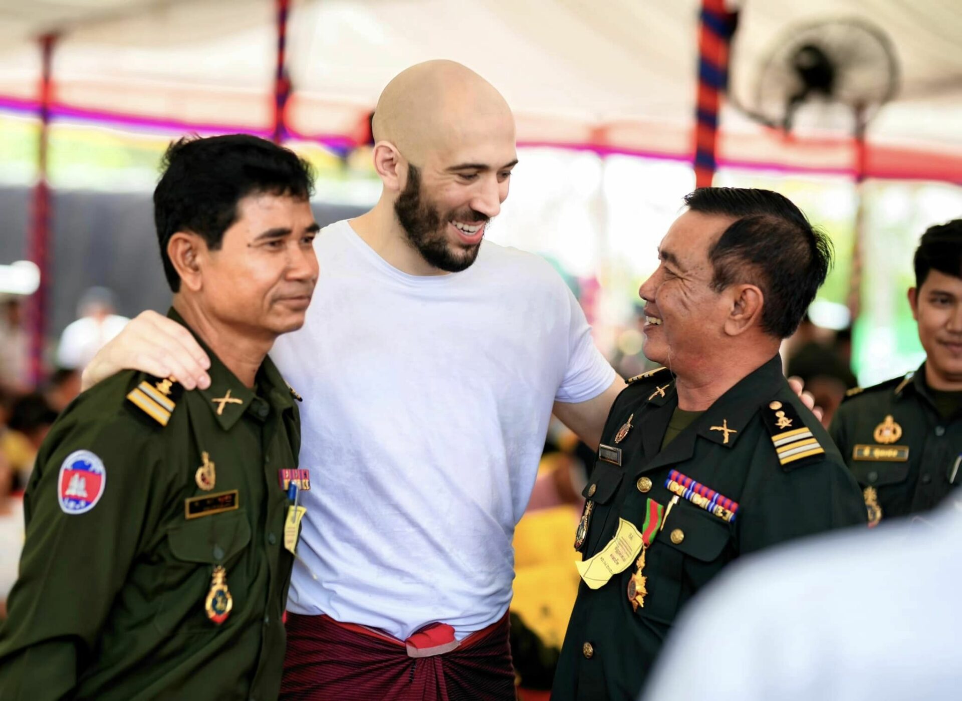 ដាវ លីឌុច នាំប្រពន្ធកូនមករស់នៅកម្ពុជា គិតថាជាប្រទេសមានសុវត្ថិភាពខ្លាំង | សារព័ត៌មាននគរធំ